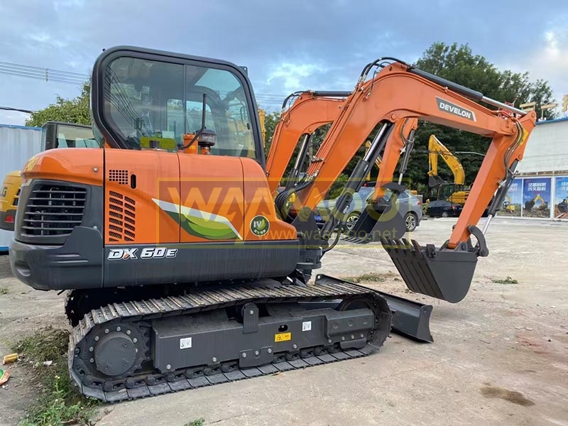 Tracked excavator