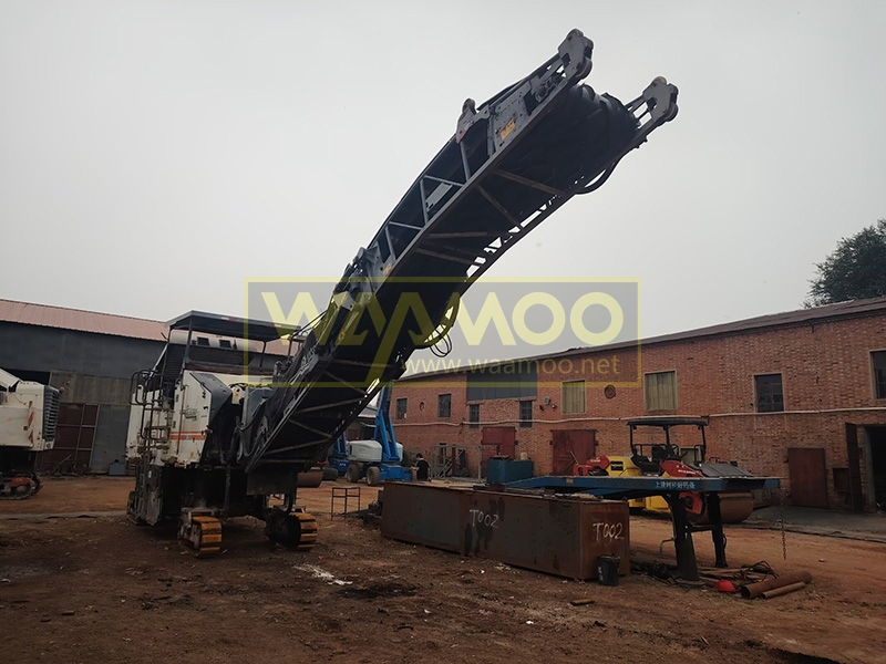 Pavement milling machine