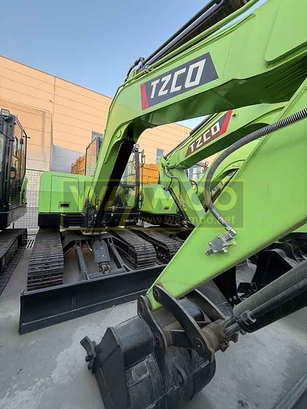 TRACKED EXCAVATOR